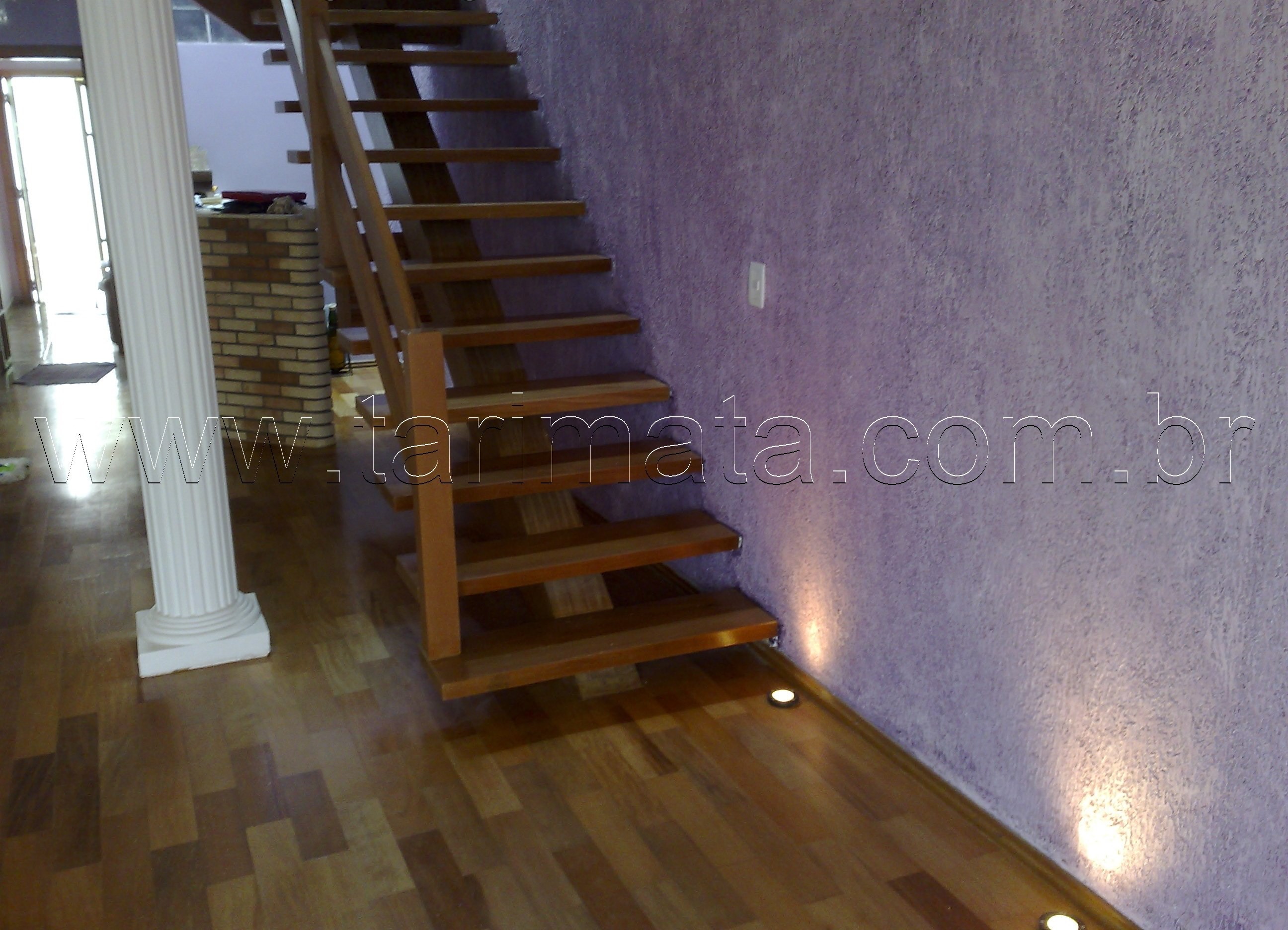 Escada de madeira com viga central - ANDERMAD